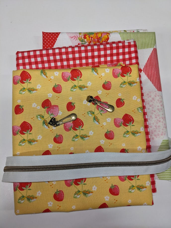Posey Pocket Tote - Picnic Floral – Pretty Little Quilt Shop